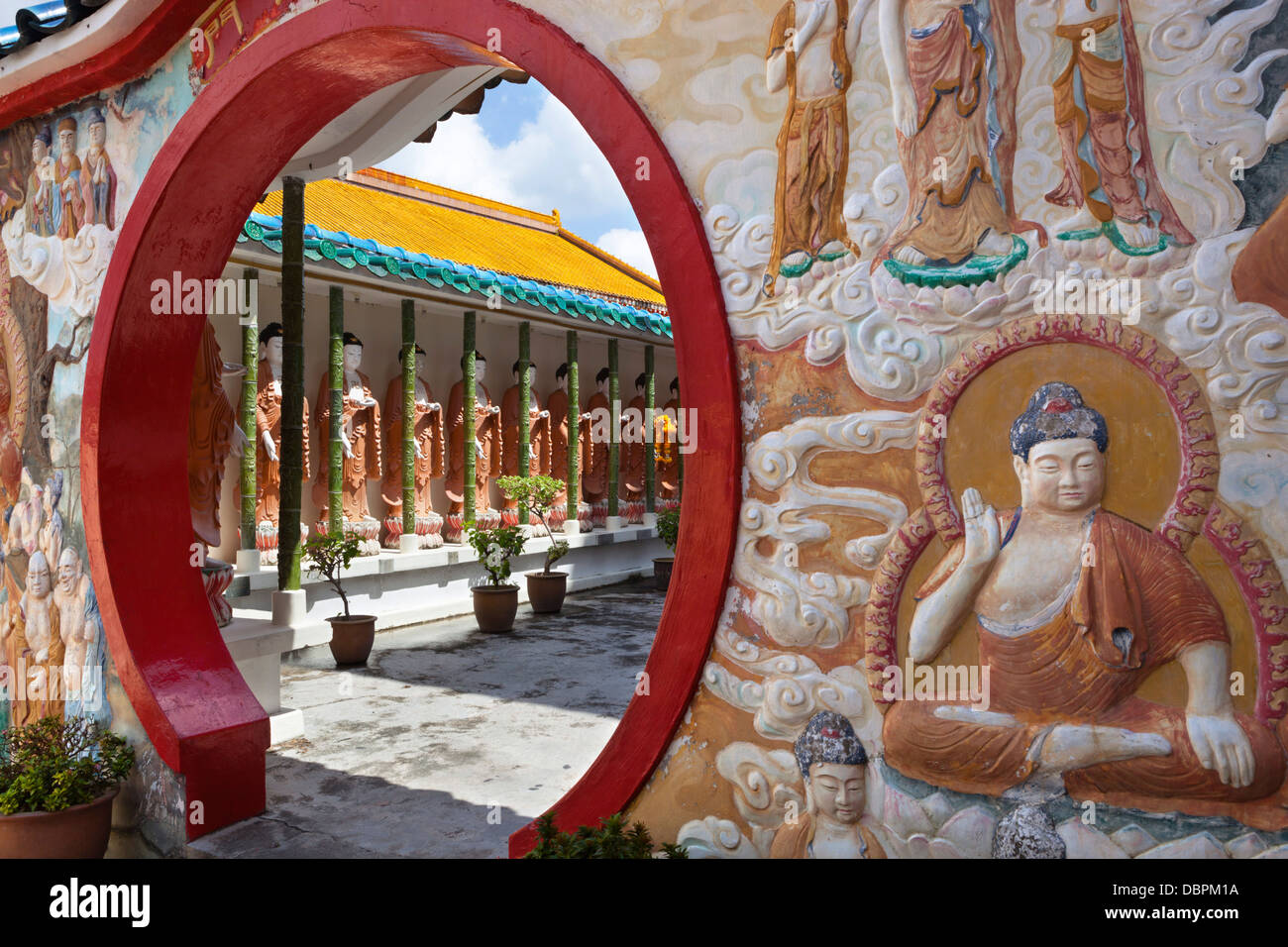 Kreisförmige Tür und Buddhas, Kek Lok Si Temple, Kran Hill, Georgetown ...