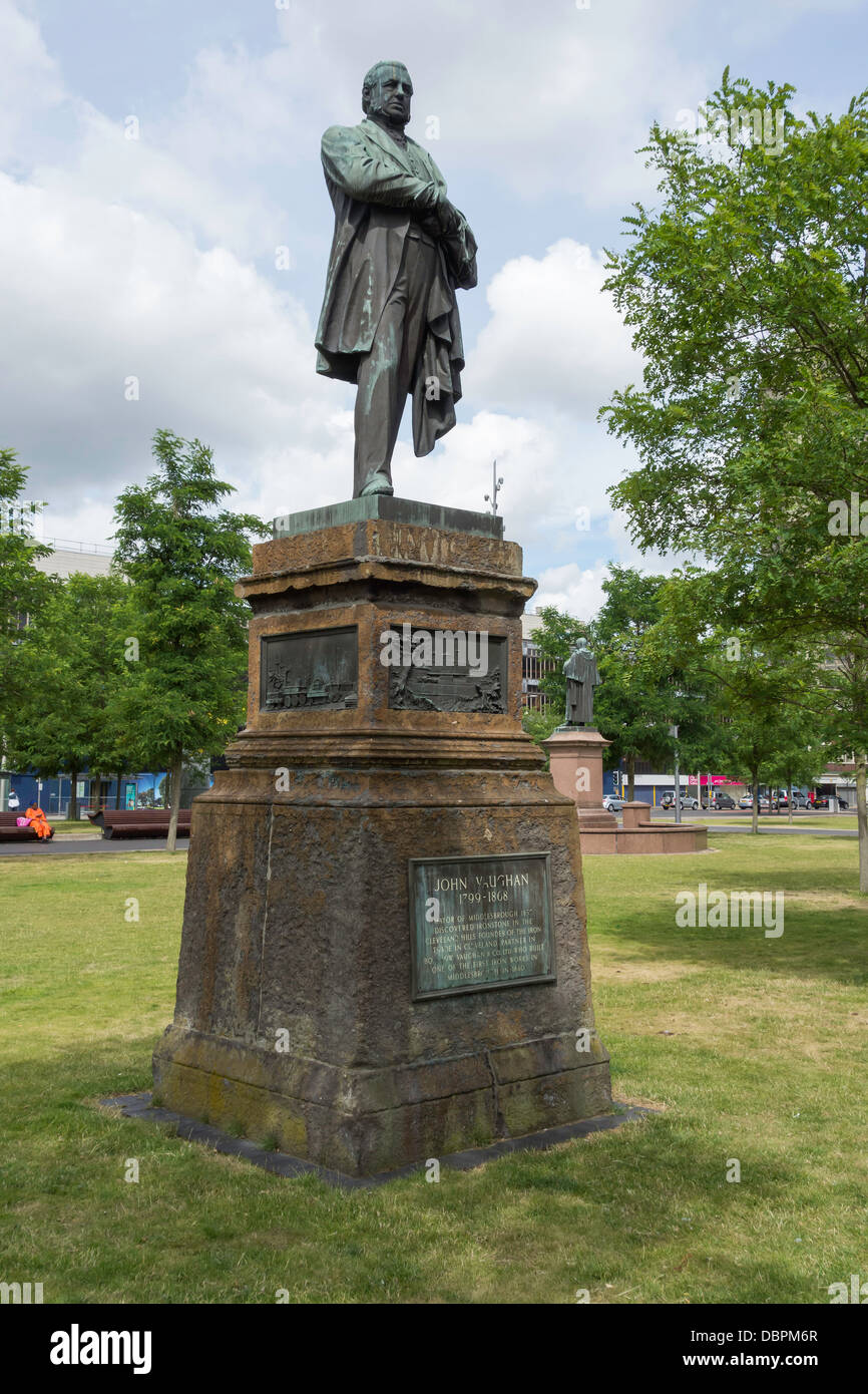Statue von Robert Vaughan 1799-1868 Gründer der Eisenindustrie in ...