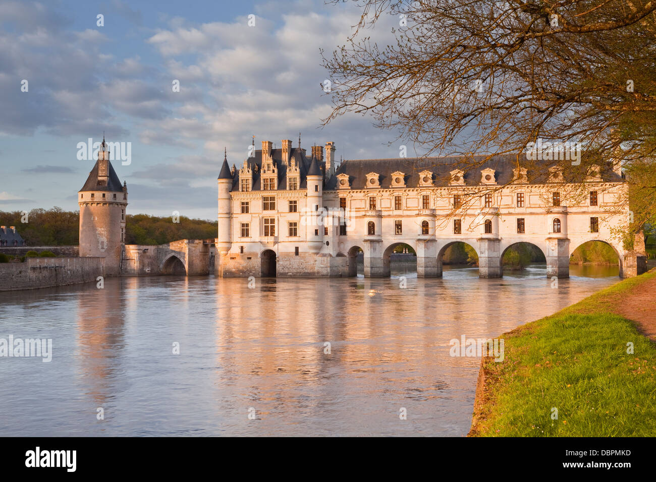 Der Fluss Cher und Schloss Chenonceau beleuchtet von der untergehenden Sonne, Indre-et-Loire ...