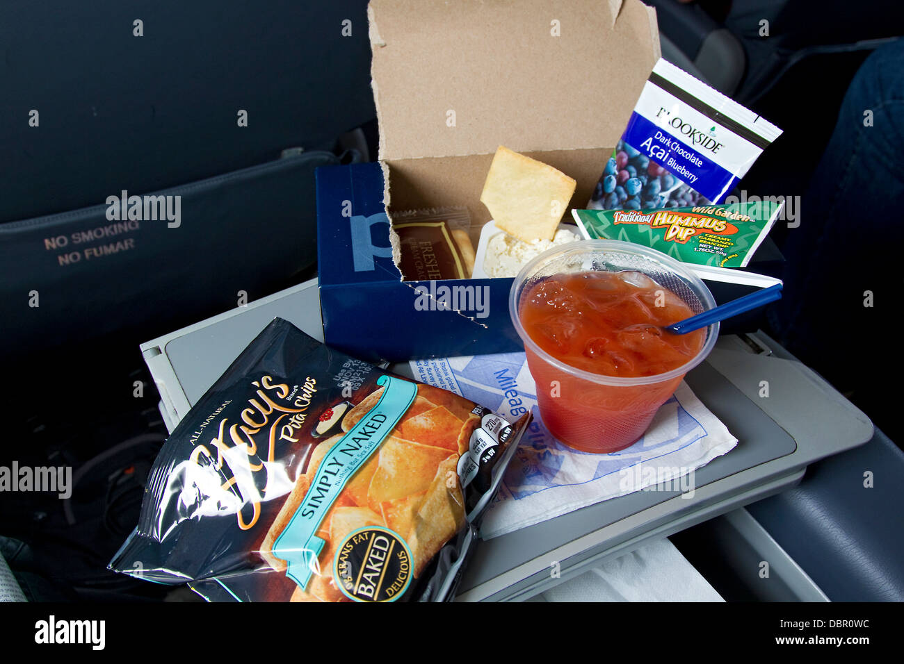 Flugzeug-Snacks auf First Class Flug Stockfotografie - Alamy