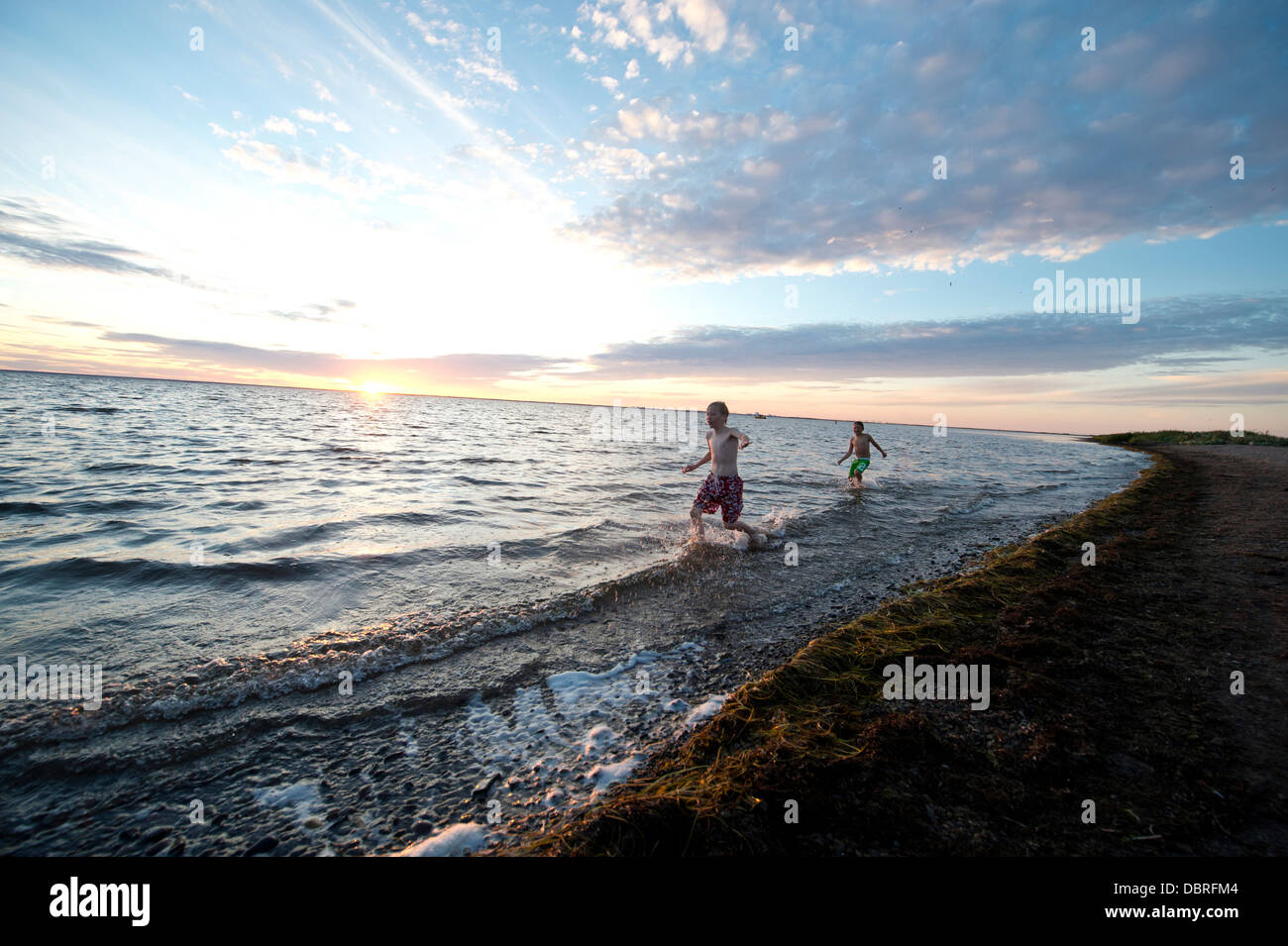 Two young boys swimming in -Fotos und -Bildmaterial in hoher Auflösung ...