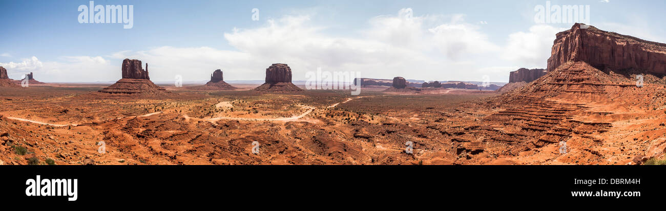 Monument Valley Tafelberge und Straße auf dem Colorado-Plateau ...