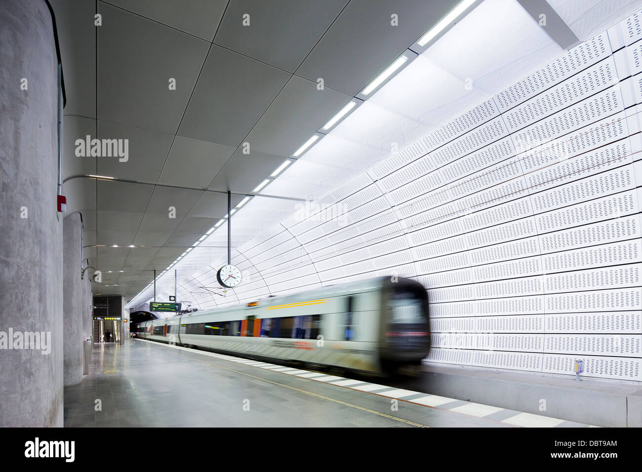 U bahn plattform transport u bahn -Fotos und -Bildmaterial in hoher Auflösung – Alamy