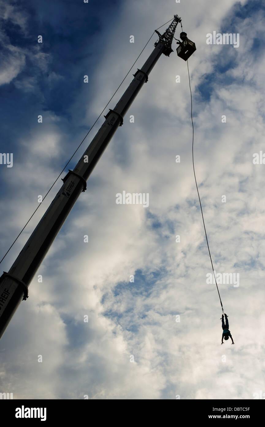 Person bungee jumping -Fotos und -Bildmaterial in hoher Auflösung – Alamy