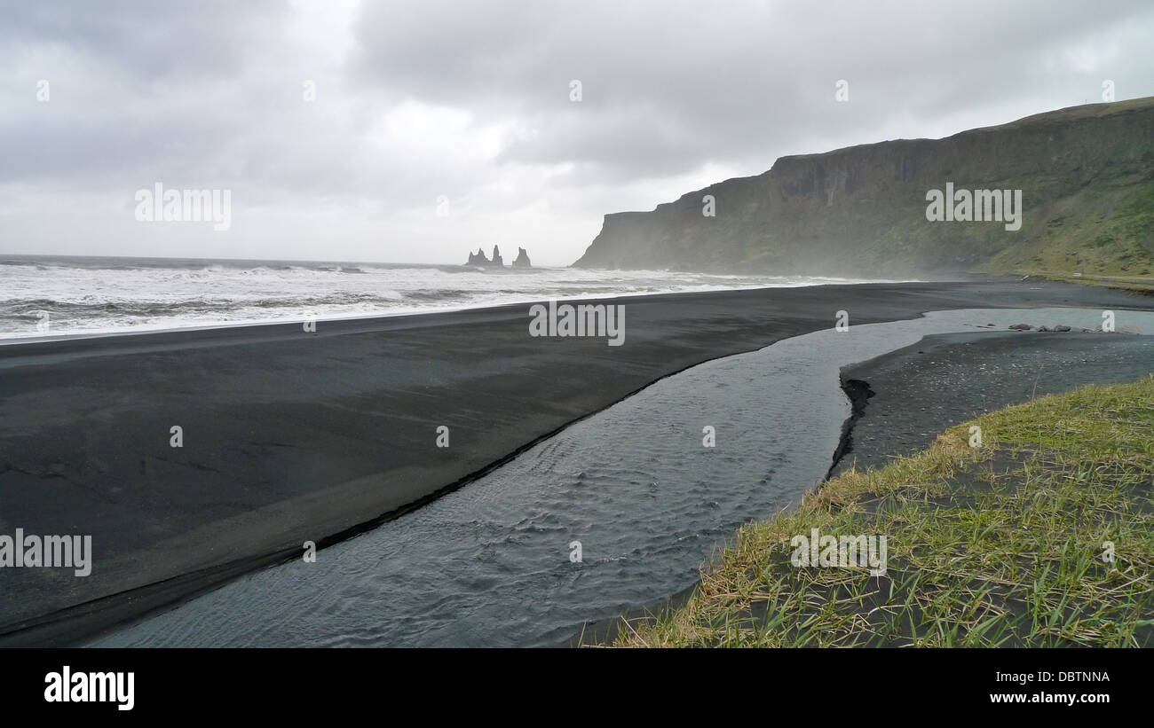 Der vulkanische Sandstrand in Vik, Island Stockfotografie - Alamy
