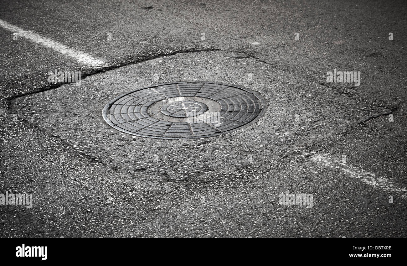 Kanalisationsdeckel aus metall -Fotos und -Bildmaterial in hoher ...