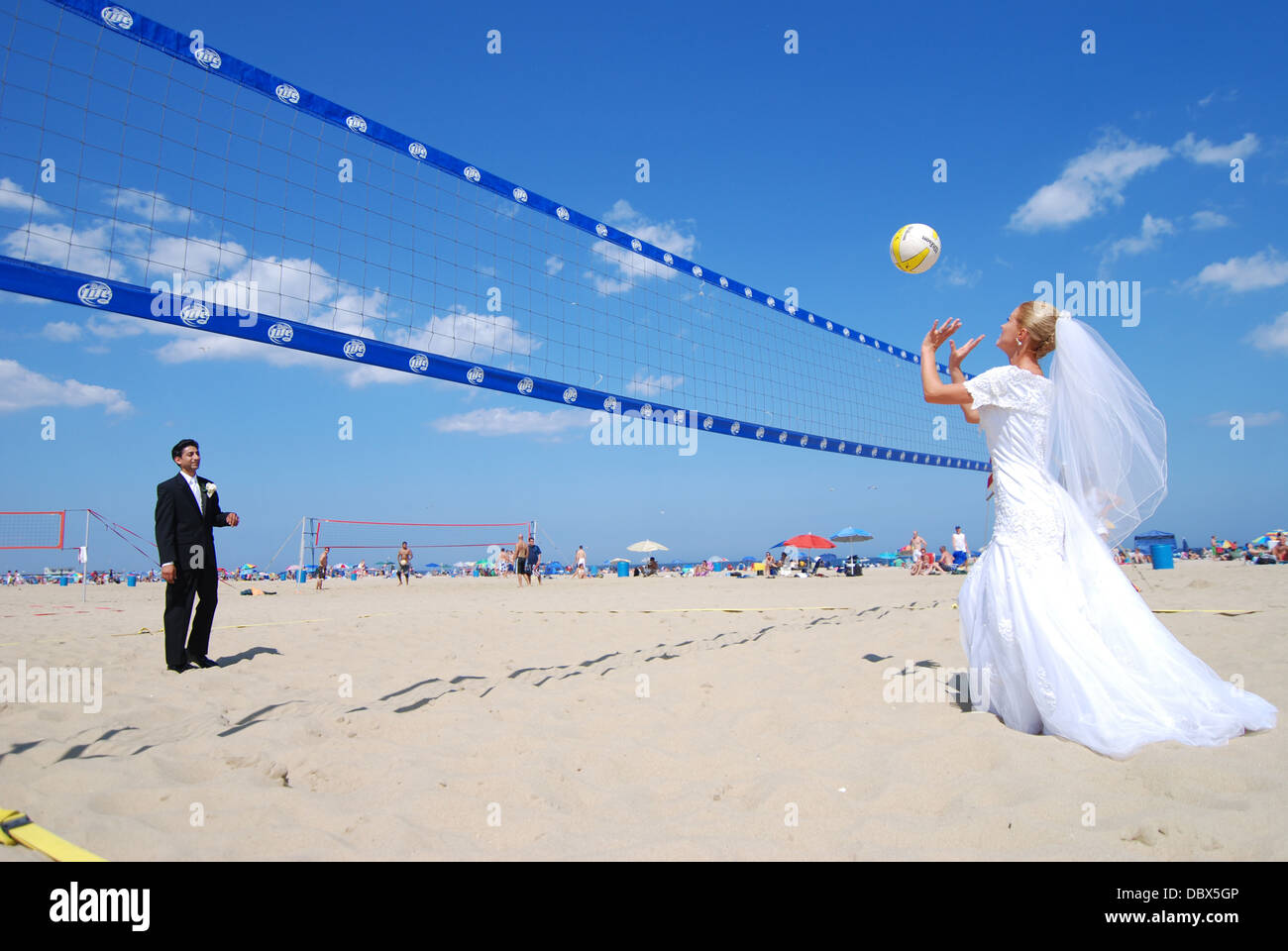 Volleyball spielen am strand -Fotos und -Bildmaterial in hoher ...