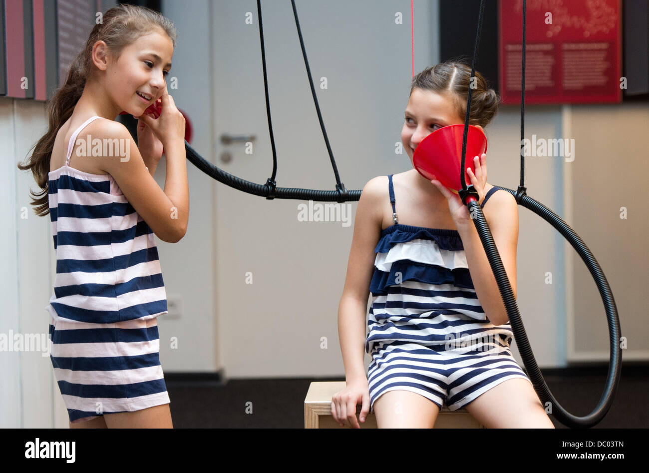 Berlin, Deutschland. 6. August 2013. Kinder experimentieren mit Klang ...