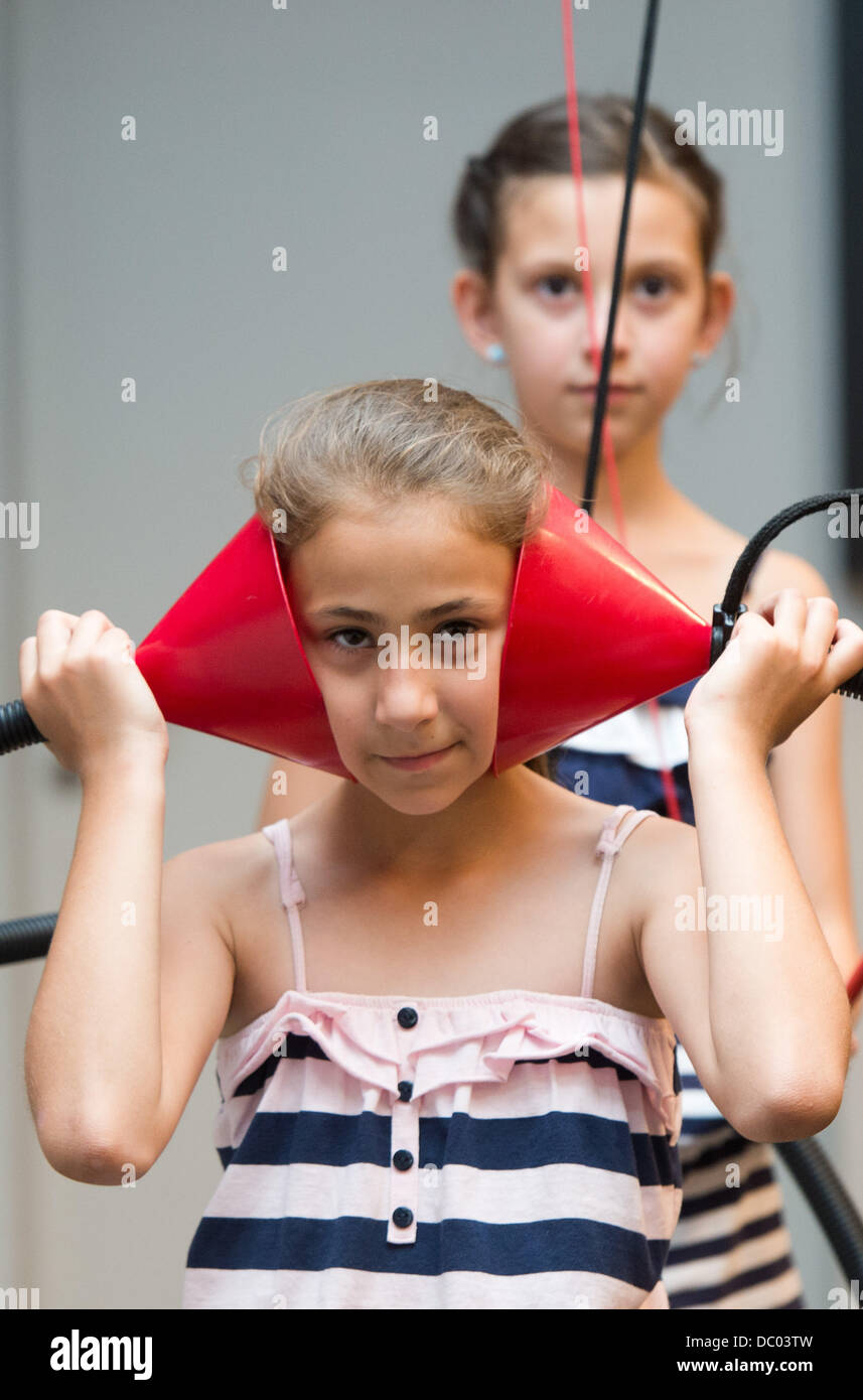 Berlin, Deutschland. 6. August 2013. Kinder experimentieren mit Klang ...