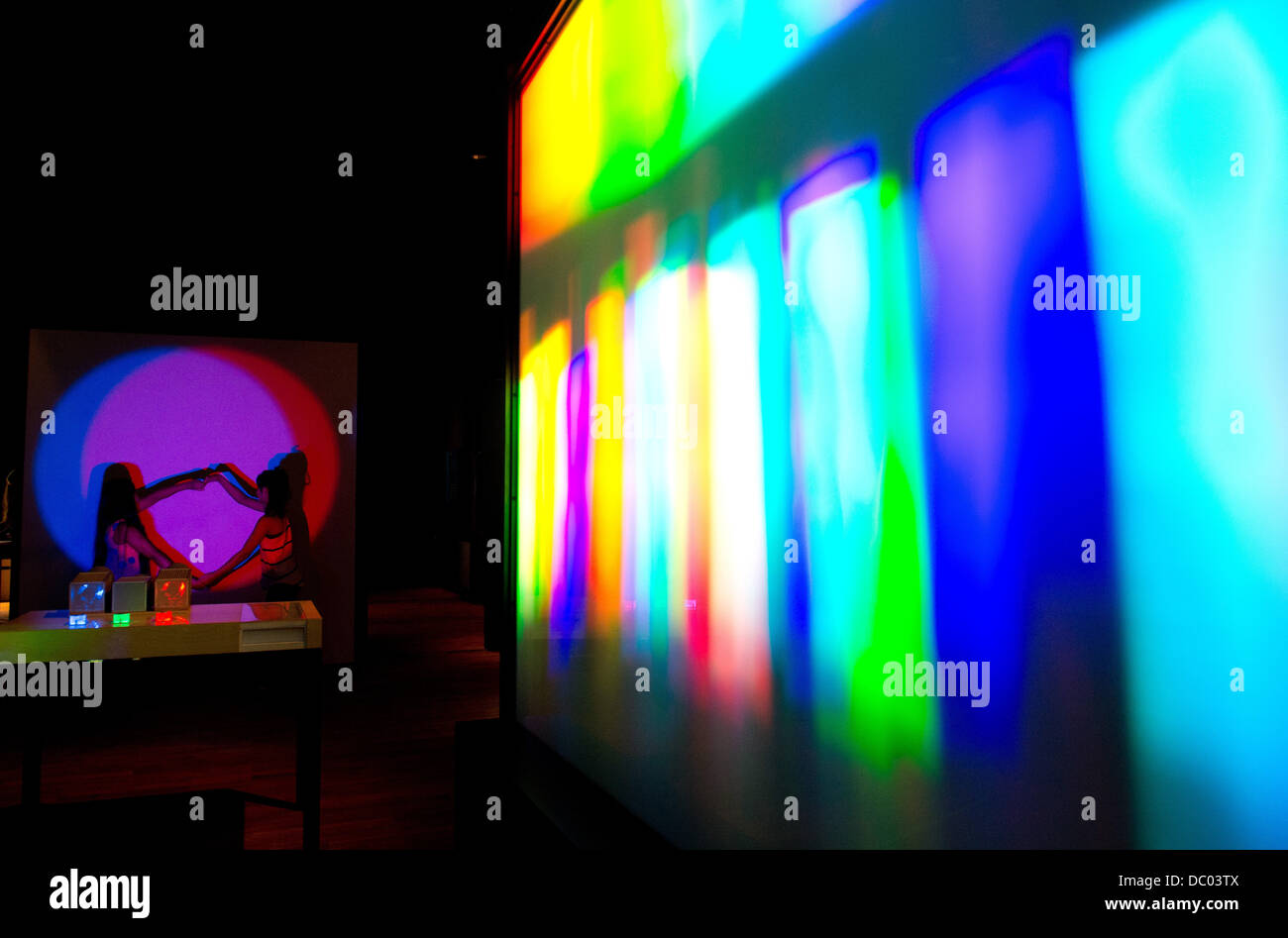 Berlin, Deutschland. 6. August 2013. Kinder experimentieren mit Licht ...