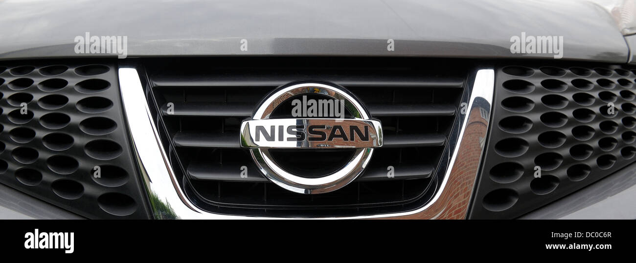 Nissan Juke Frontgrill logo Stockfotografie - Alamy