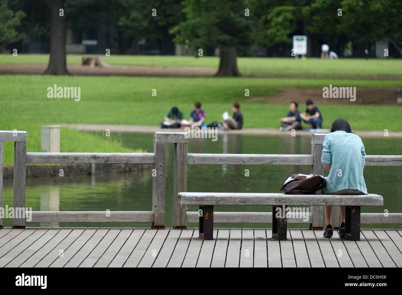 Menschen, die sich im park entspannen -Fotos und -Bildmaterial in hoher ...