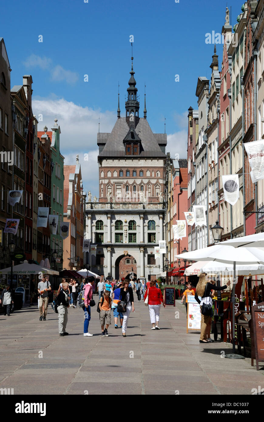 Historische Altstadt von Danzig mit dem Goldenen Tor in der langen ...