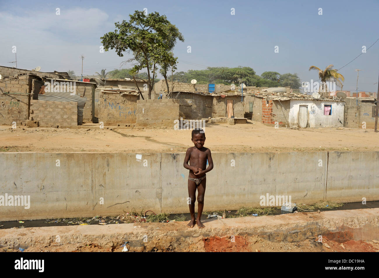 Angola Luanda Cacuaco Gemeinde 25. Januar 2011 junge steht neben einen ...