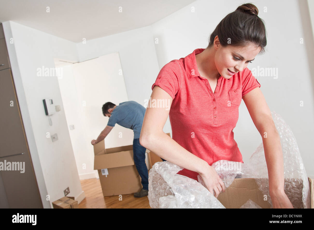 Unpacking box -Fotos und -Bildmaterial in hoher Auflösung – Alamy