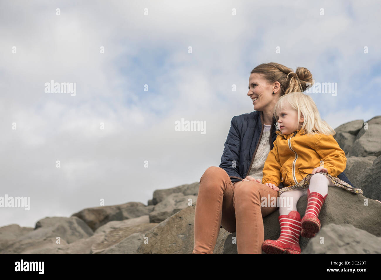 Leute sitzen an der wand -Fotos und -Bildmaterial in hoher Auflösung ...