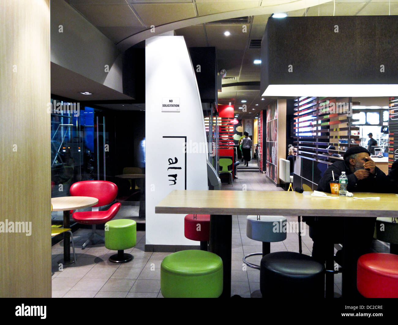 Nacht farbenfrohe moderne Einrichtung aus hellem Holz bunt McDonalds 24 ...