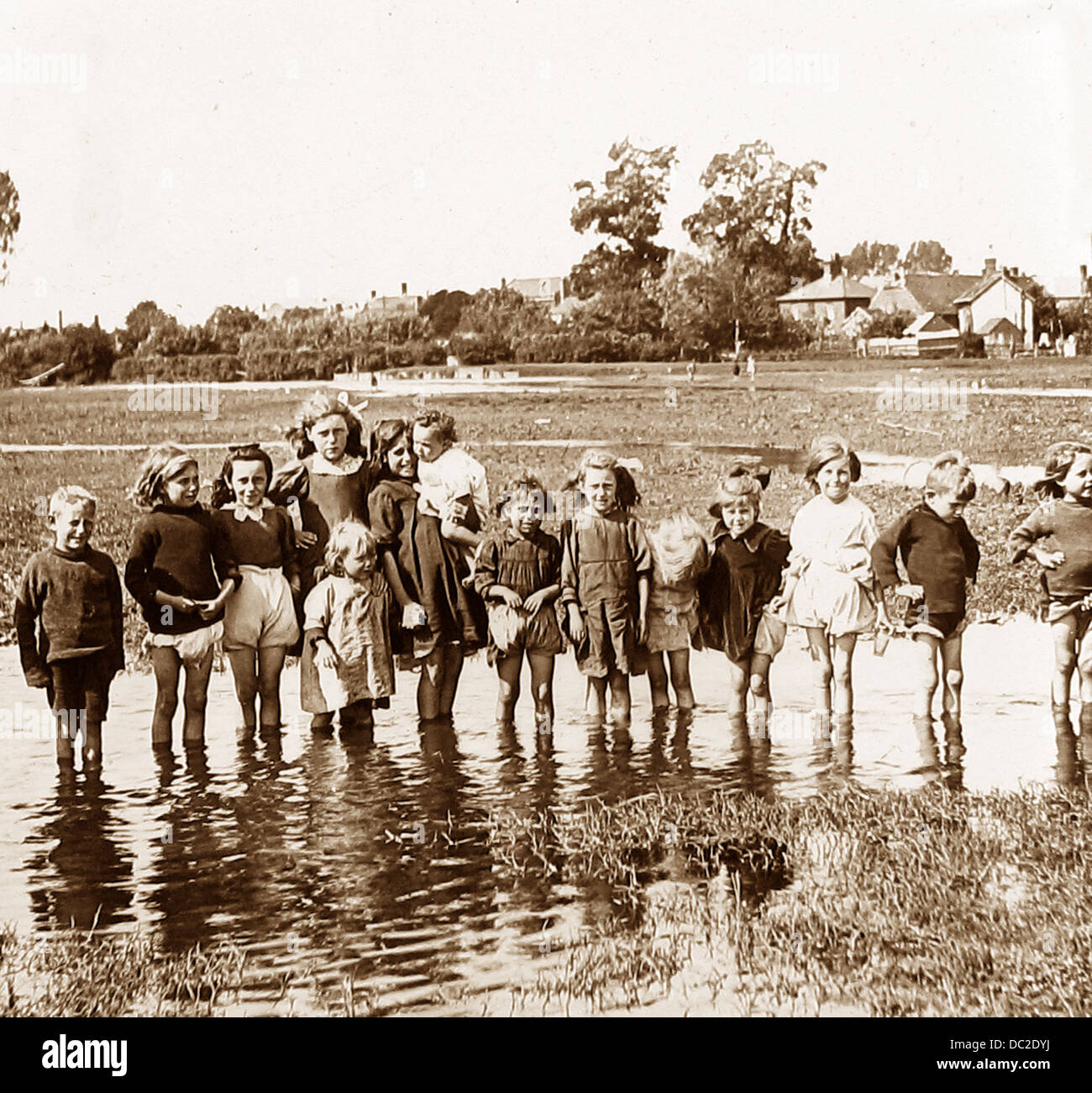 Victorian Children Playing Stockfotos und -bilder Kaufen - Alamy
