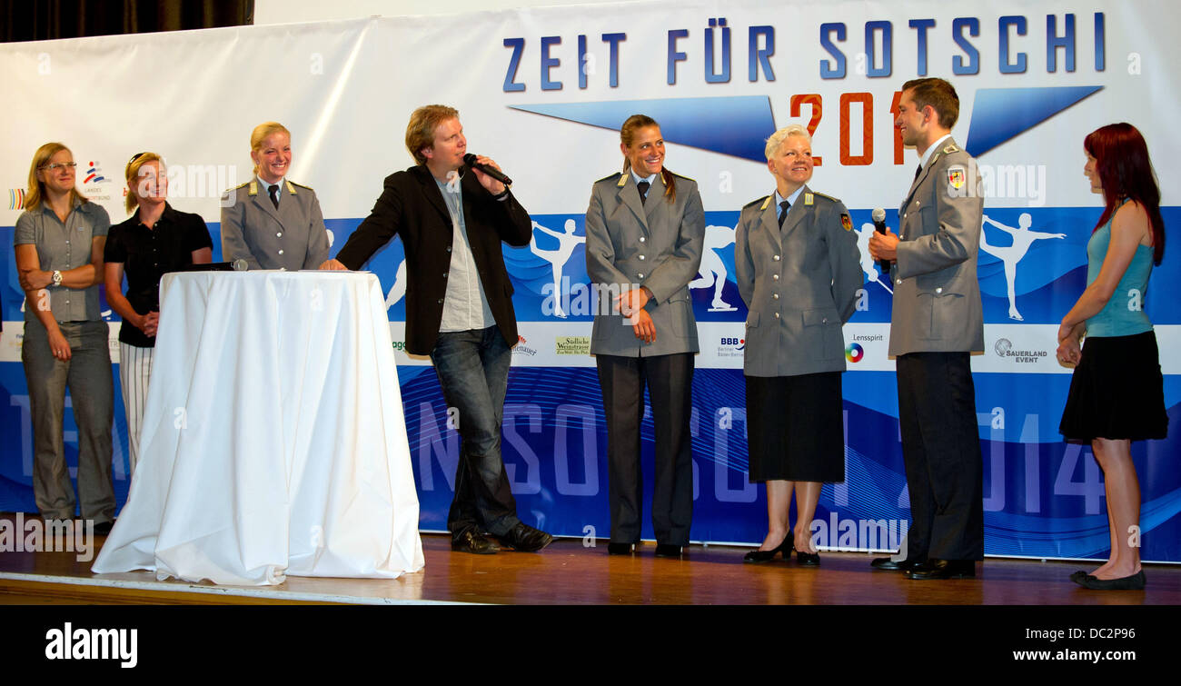Eis-Eiskunstläufer und Eis schneller Skaten Jenny Wolf (L-R), Claudia ...