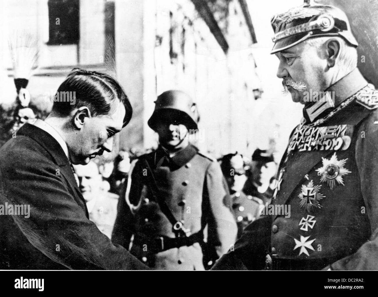 Adolf hitler to reichstag Schwarzweiß-Stockfotos und -bilder - Seite 2 ...