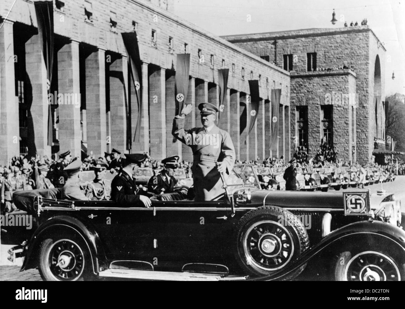 Adold Hitler nimmt am 1. April 1938 den Nazi-Gruß von den Menschen in ...