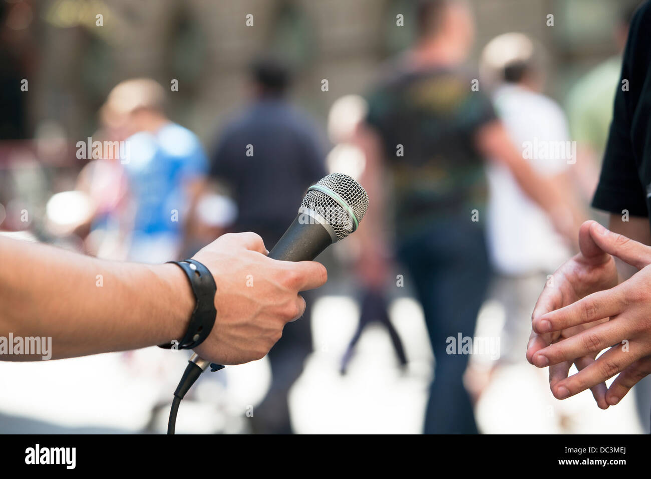Microphone interview -Fotos und -Bildmaterial in hoher Auflösung – Alamy
