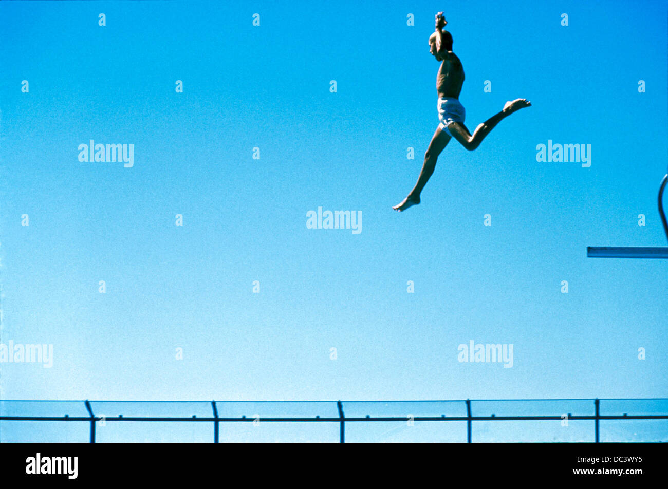 Jump off diving board -Fotos und -Bildmaterial in hoher Auflösung – Alamy