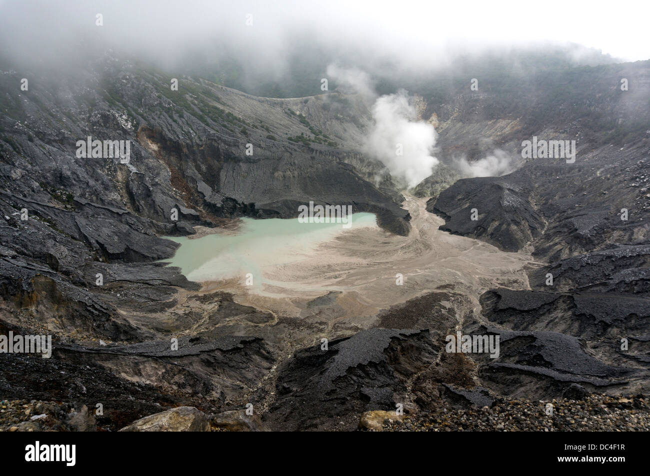 Berg tangkuban perahu -Fotos und -Bildmaterial in hoher Auflösung – Alamy