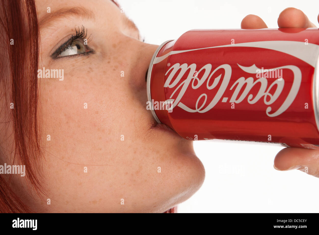 Ein Mädchen mit einer Cola-Cola-Dose Stockfotografie - Alamy
