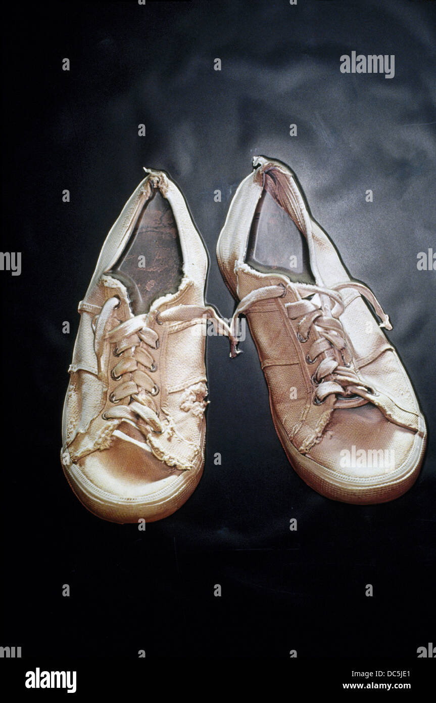 Getragenes schuhkonzept -Fotos und -Bildmaterial in hoher Auflösung – Alamy