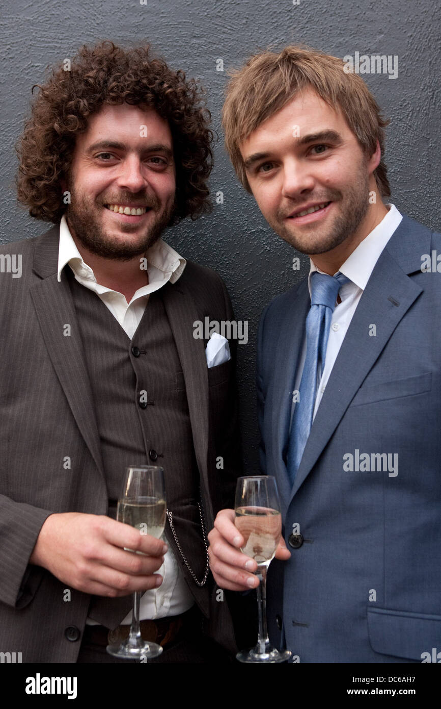 Eröffnung des Salon, Beech Road, Chorlton. Inhaber Jonny Stand (l) und ...