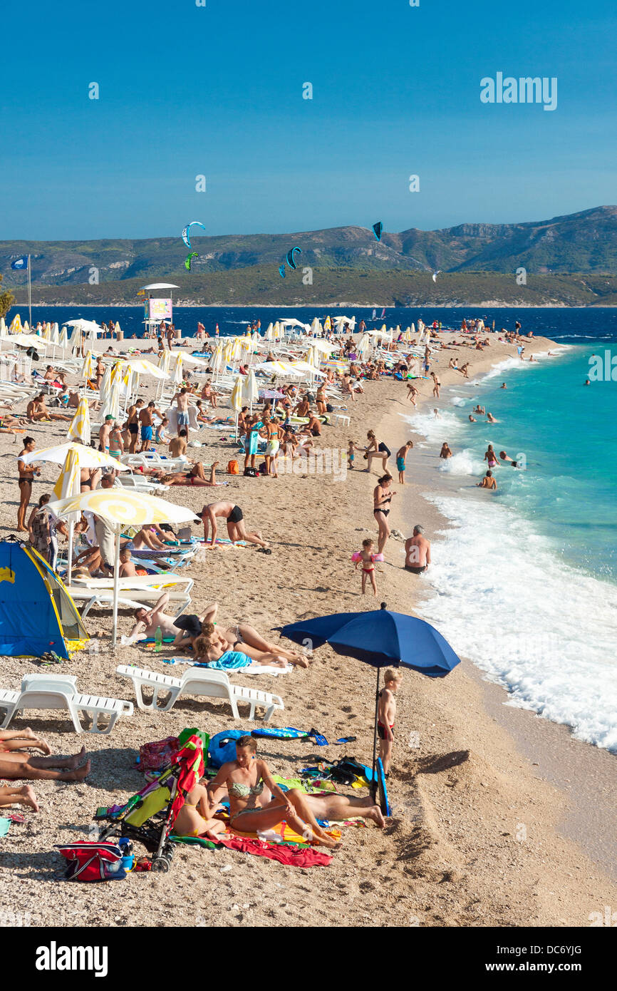 Touristen am Strand Zlatni Rat in Bol auf der Insel Brač, Kroatien ...