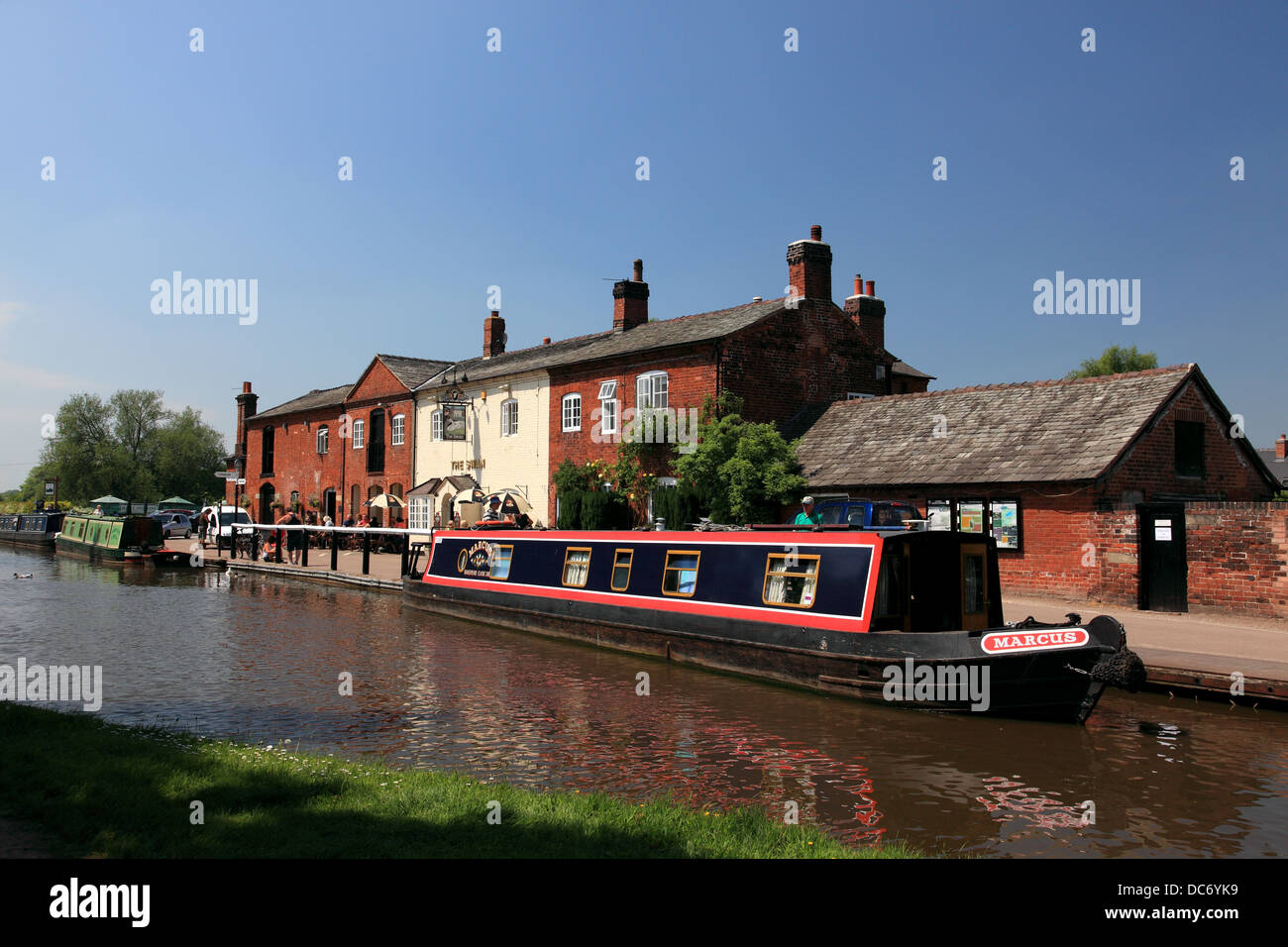 Ein Narrowboat durch den Pub The Swan an Fradley Verzweigung in ...