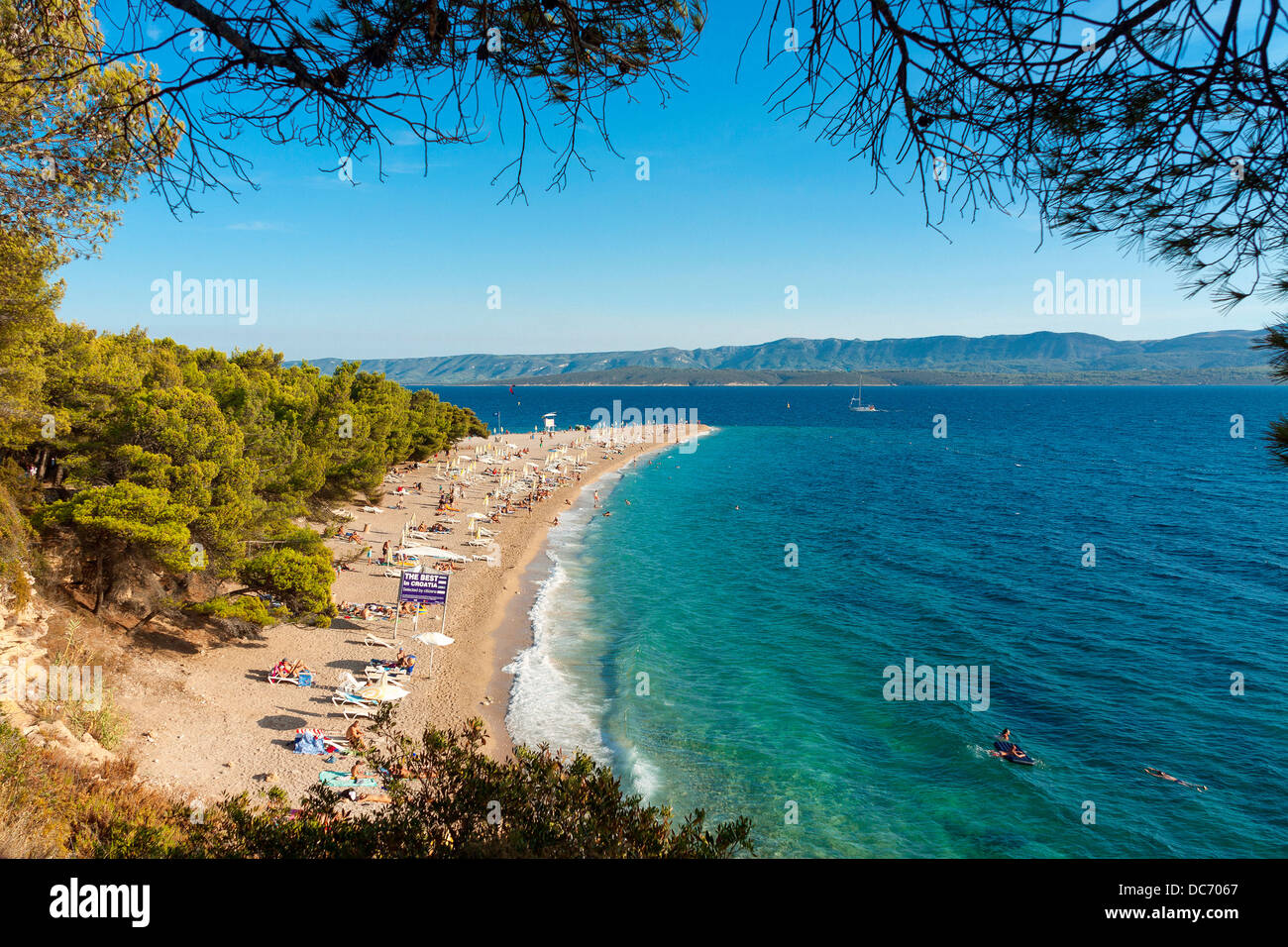 Touristen am Strand Zlatni Rat in Bol auf der Insel Brač, Kroatien ...