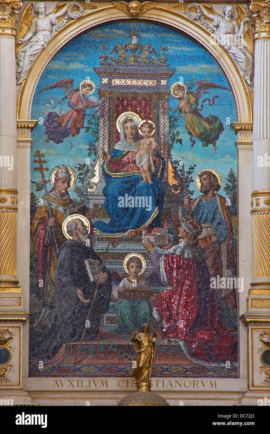 Wien - Juli 3: Glasmosaik der Madonna von Schottenkirche von Michael ...