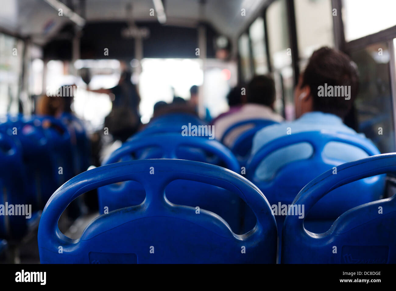 Passagiere sitzen im bus -Fotos und -Bildmaterial in hoher Auflösung ...