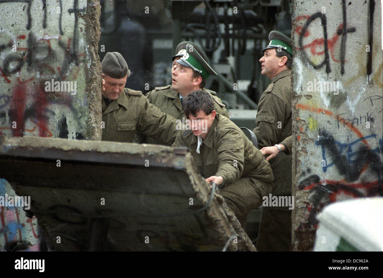 Ddr uniform police -Fotos und -Bildmaterial in hoher Auflösung – Alamy