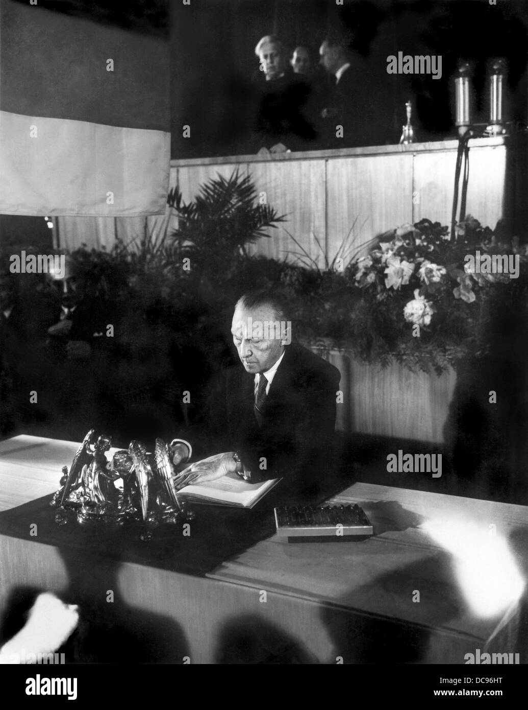 Parlamentarischer rat adenauer -Fotos und -Bildmaterial in hoher ...