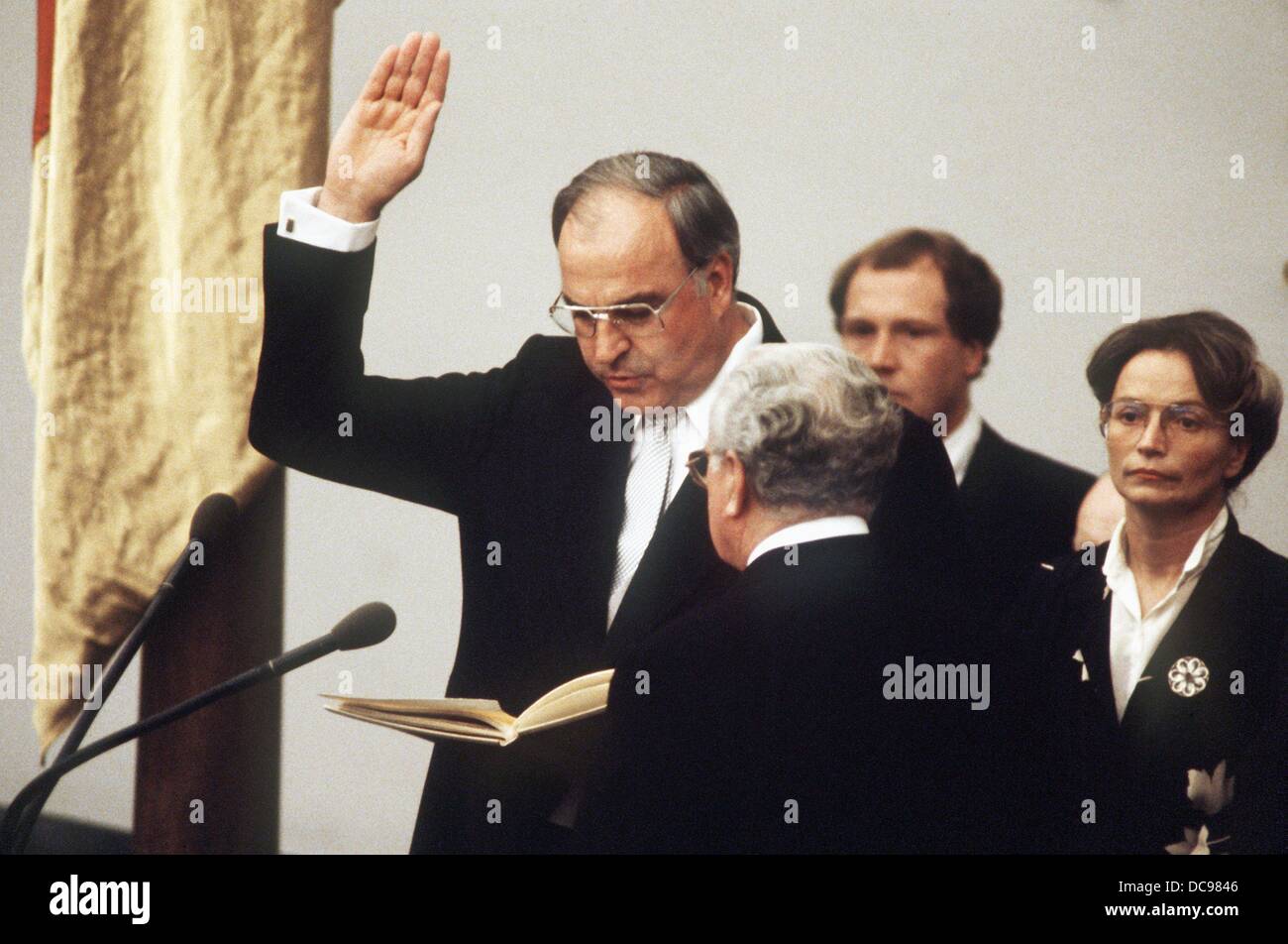 Helmut Kohl wird am 1. Oktober 1982, als neuer Bundeskanzler vereidigt ...