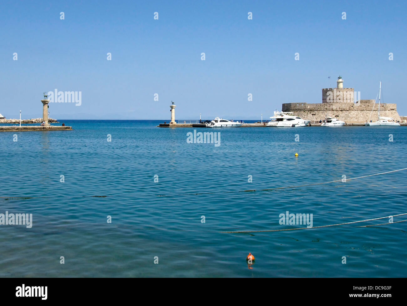 Die einfahrt in den alten hafen von rhodos namens mandraki -Fotos und ...