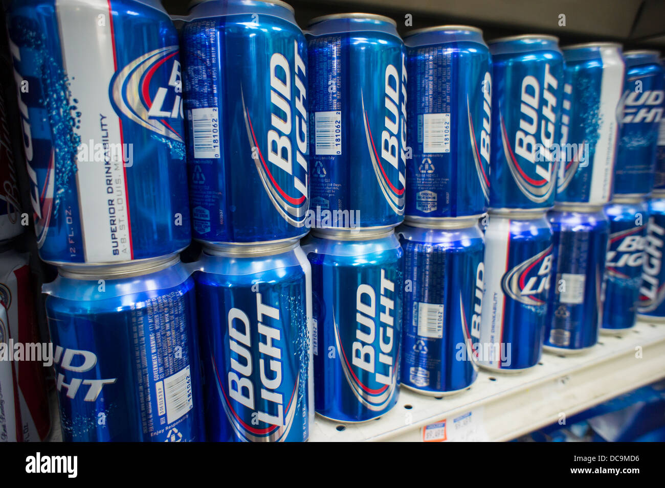 Eine Anzeige von Bud Light Bier von der Brauerei Anheuser-Busch in ...