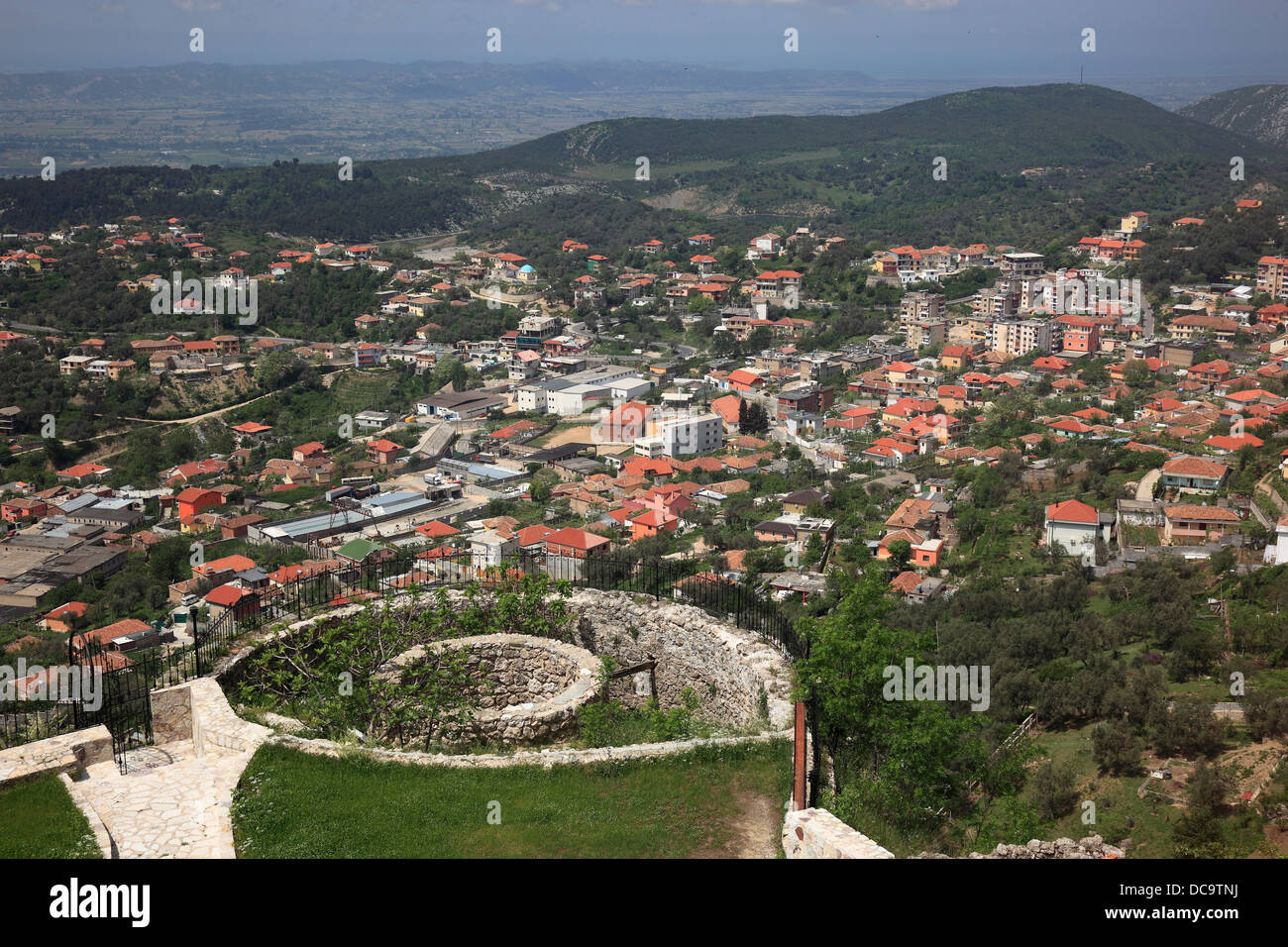 Kruja, Kruje, Albanien, Blick auf die Stadt aus den Resten des ...