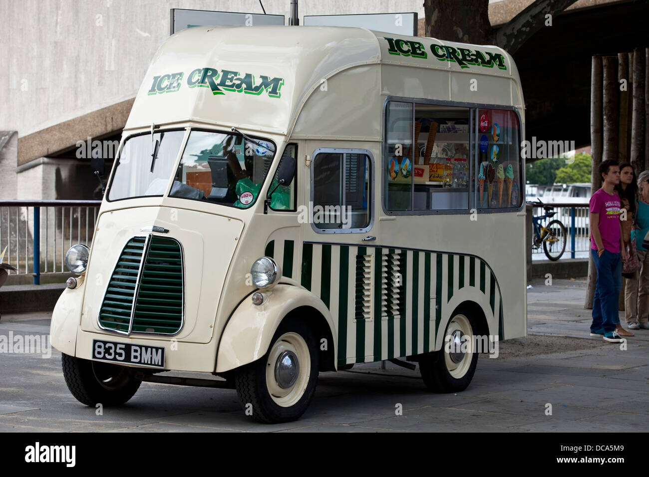 Old fashioned ice cream van -Fotos und -Bildmaterial in hoher Auflösung ...