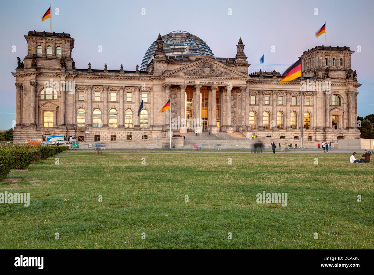 Menschen reichstag -Fotos und -Bildmaterial in hoher Auflösung – Alamy