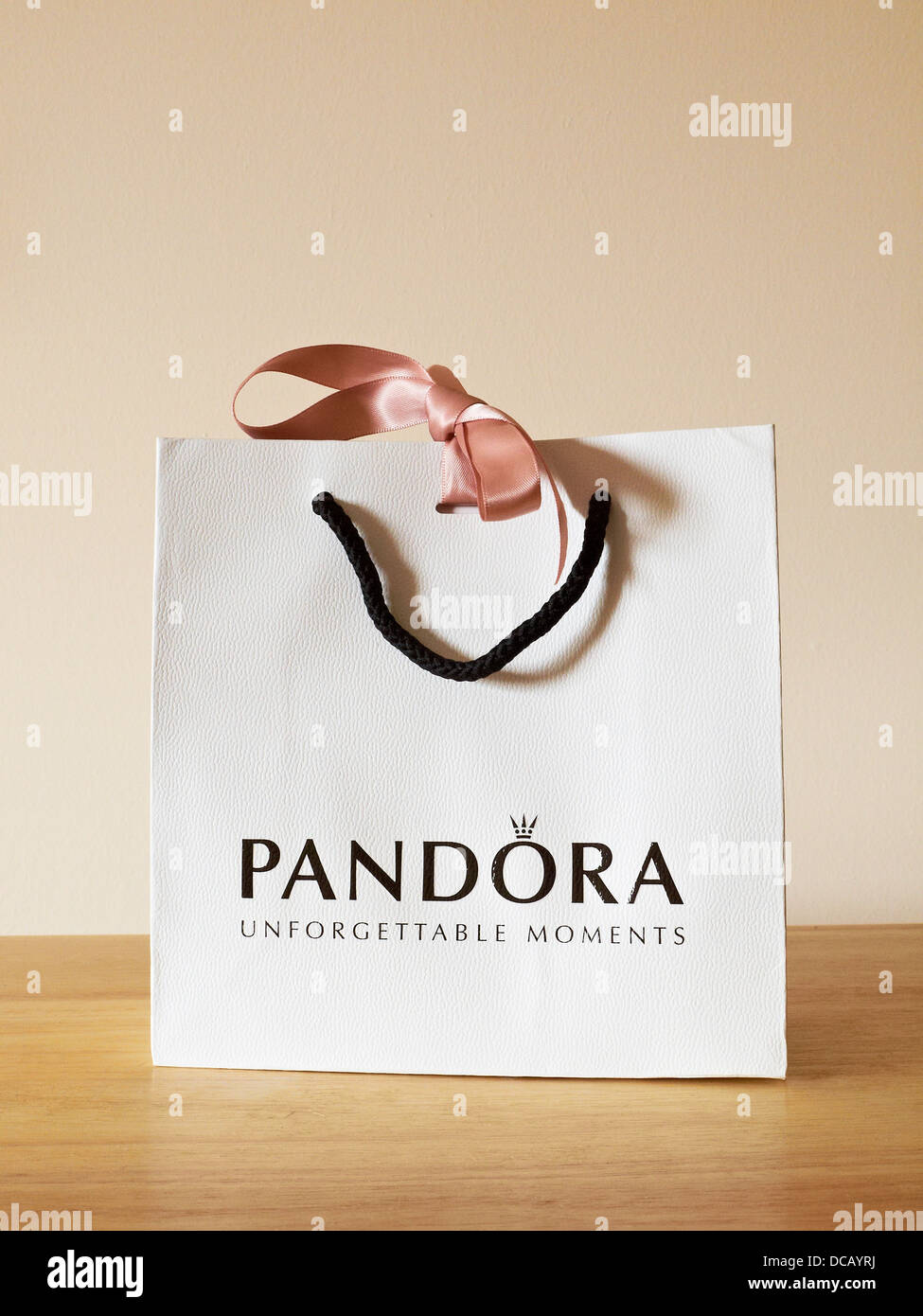 Pandora jewellery -Fotos und -Bildmaterial in hoher Auflösung – Alamy