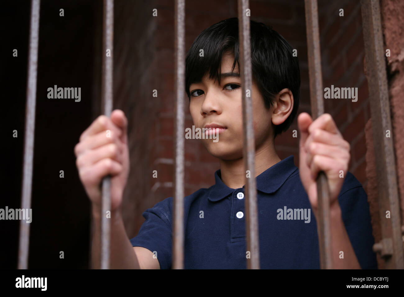 Kind hinter gittern -Fotos und -Bildmaterial in hoher Auflösung – Alamy
