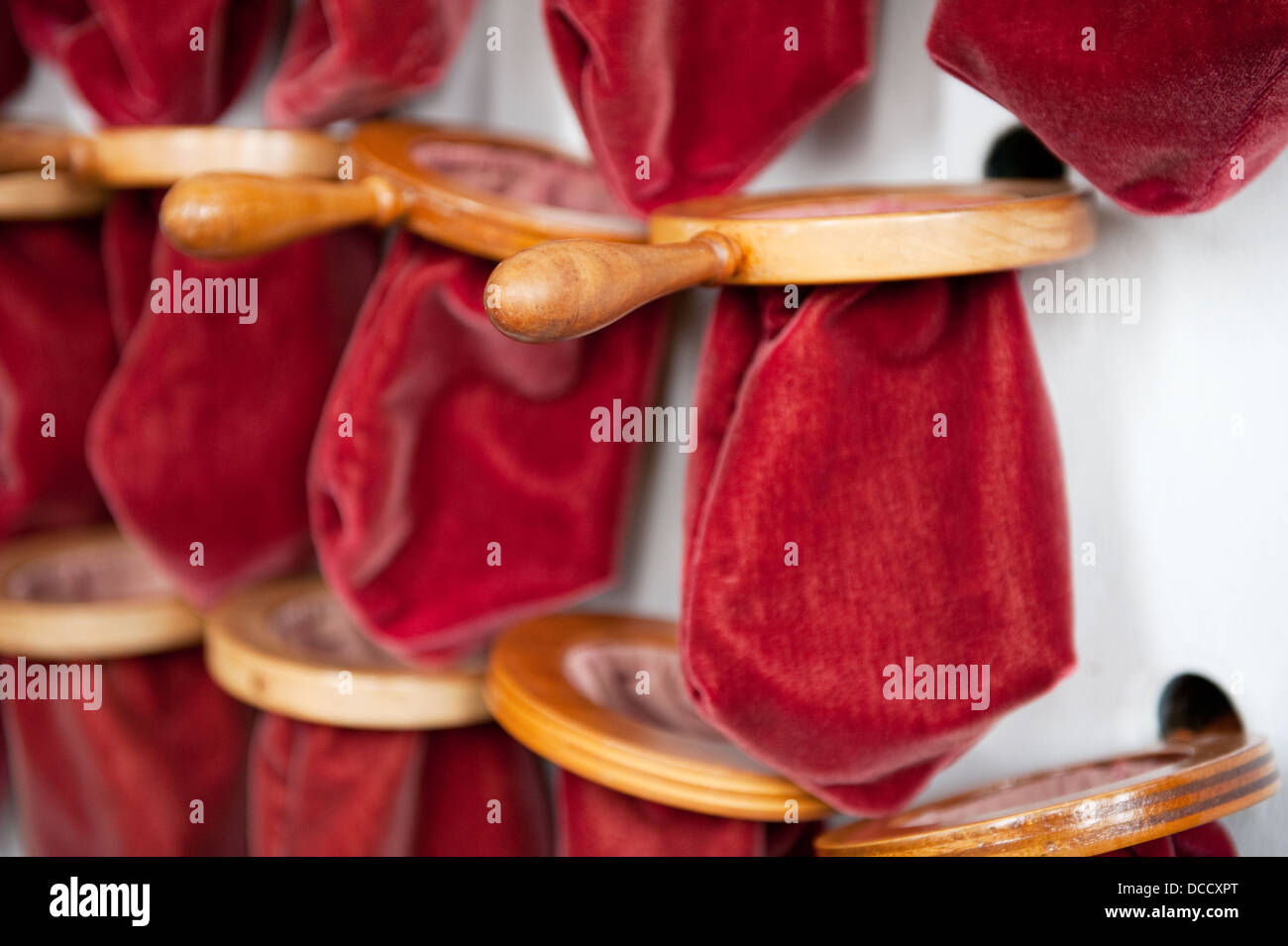 Collecting money -Fotos und -Bildmaterial in hoher Auflösung – Alamy