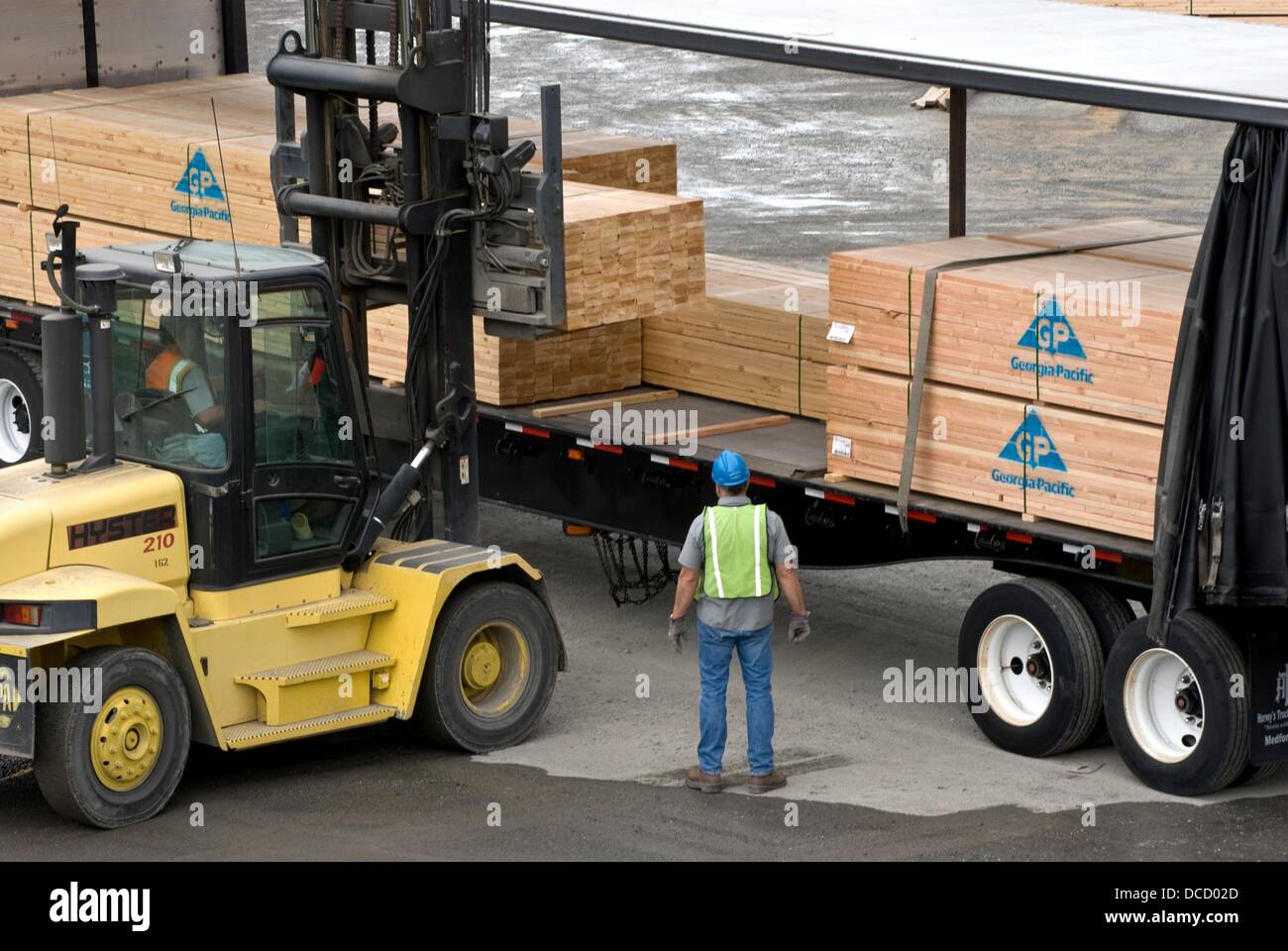 Gabelstapler beladen LKW am Sägewerk, Coos County, Oregon ...