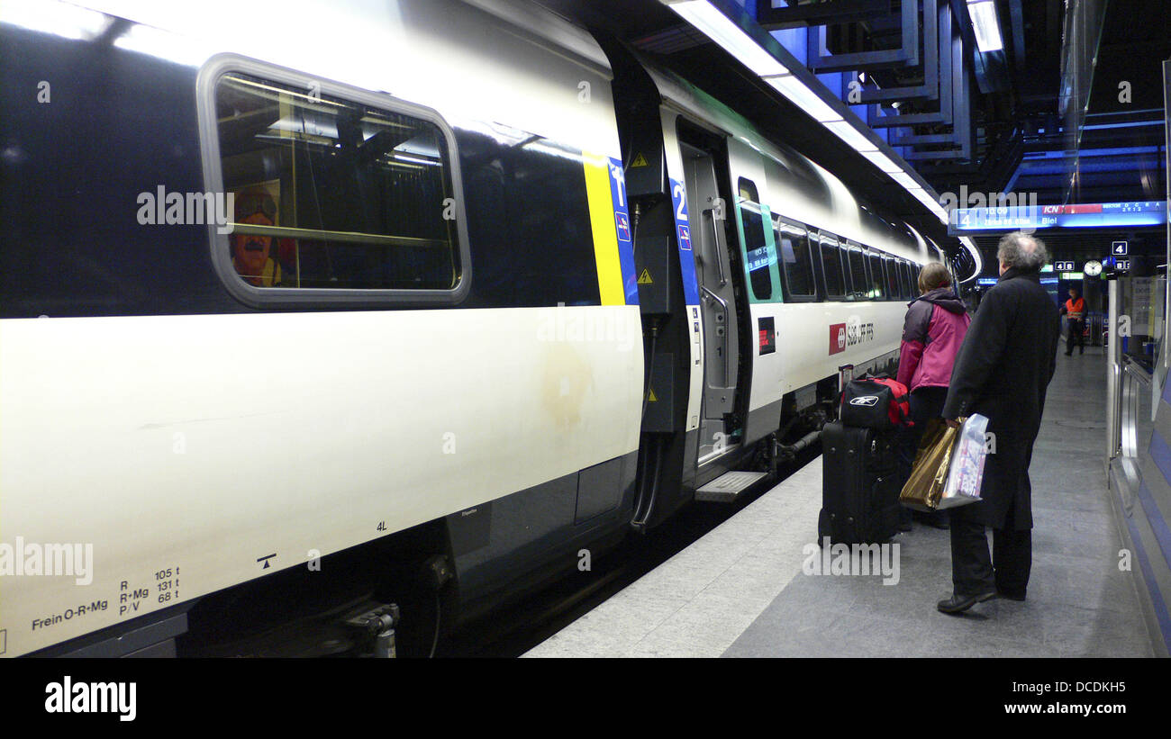 Eisenbahn gepäckwagen schweiz -Fotos und -Bildmaterial in hoher ...
