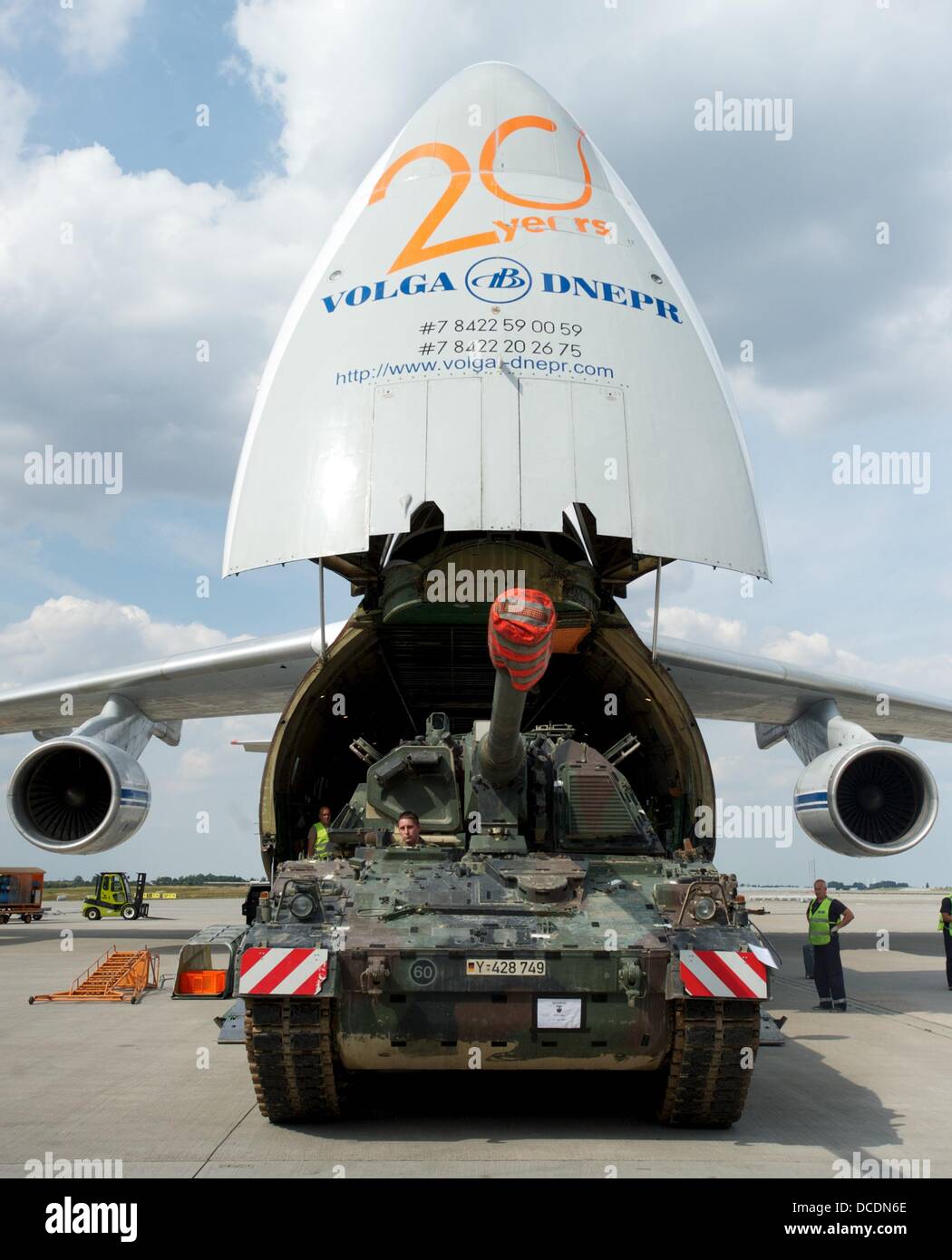 Eine Panzerhaubitze 2000 ist aus einer Antonov AH-124-100 am Flughafen ...